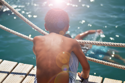 公司來了新人，主管請你＂Please show him the ropes.＂